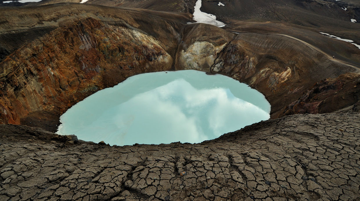 Observa el sorprendente cráter lunar de un volcán en Islandia | VAMOS ...