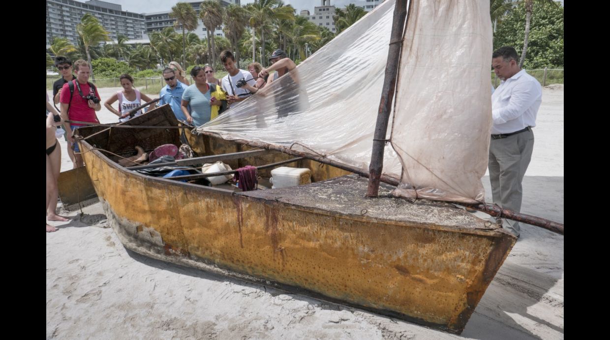 La precaria balsa en la que llegaron 12 cubanos a Miami Beach | MUNDO ...