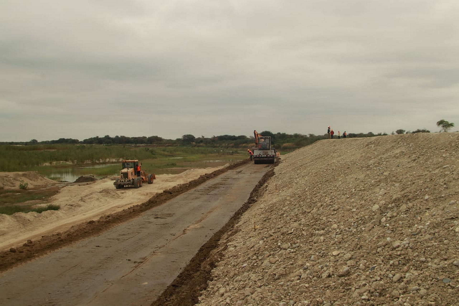 Observan trabajos de rehabilitación del dique izquierdo del río Piura ...