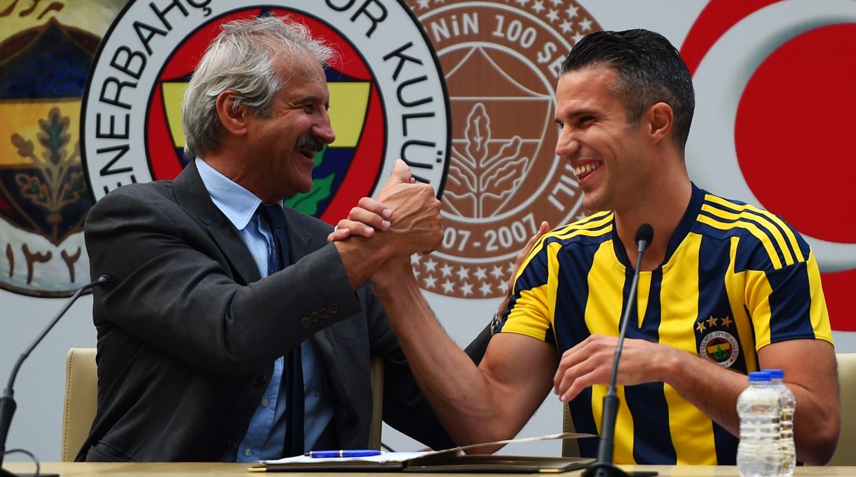 Robin Van Persie presentado en Fenerbahce ante 10 mil hinchas | DEPORTE ...