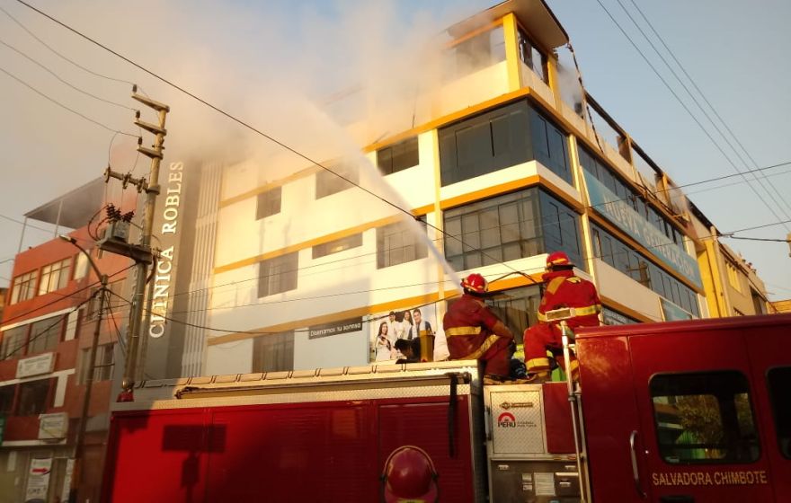 Incendio consumió el quinto piso de edificio comercial en Chimbote ...