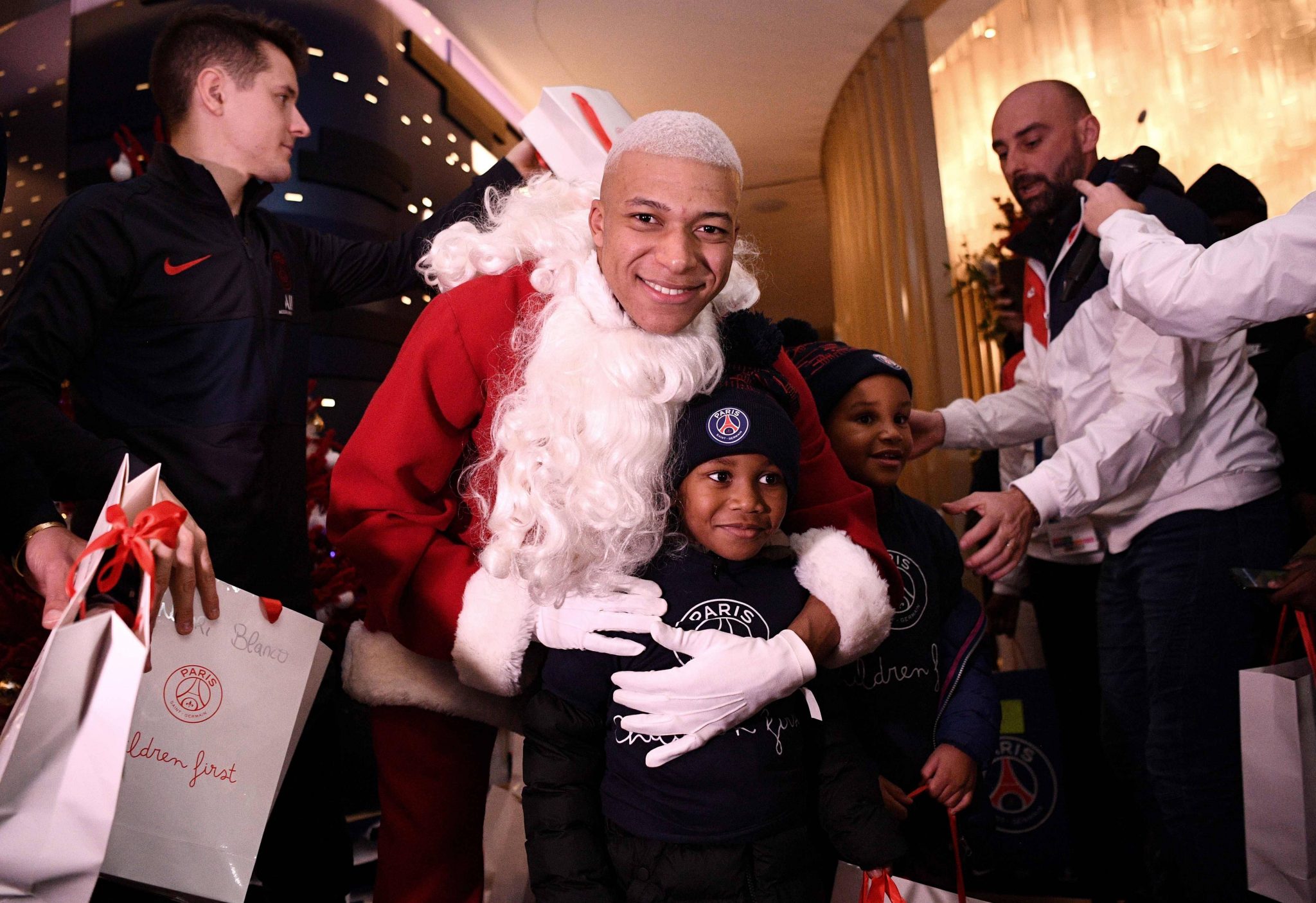 Mbappé se vistió de Papá Noel para sorprender a los niños de la ...