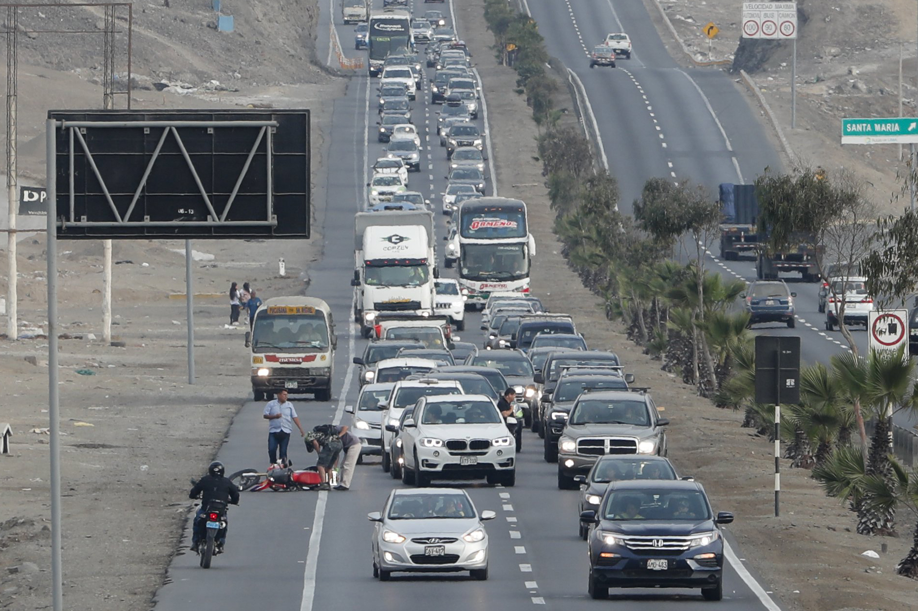 Panamericana Sur: Persiste la invasión del carril de emergencia | LIMA ...