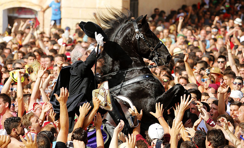 La isla de Menorca vive la espectacular fiesta de San Juan | MUNDO | EL ...