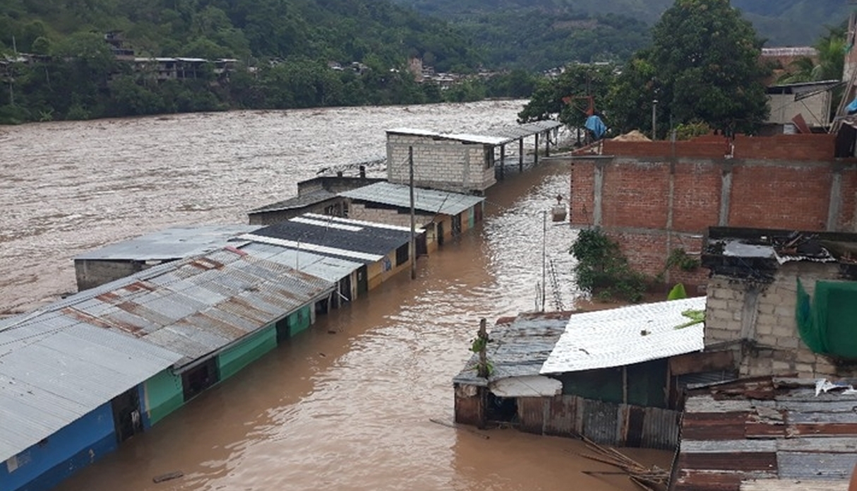 Junín: desborde del río Perené inunda 300 viviendas y amenaza colapsar ...