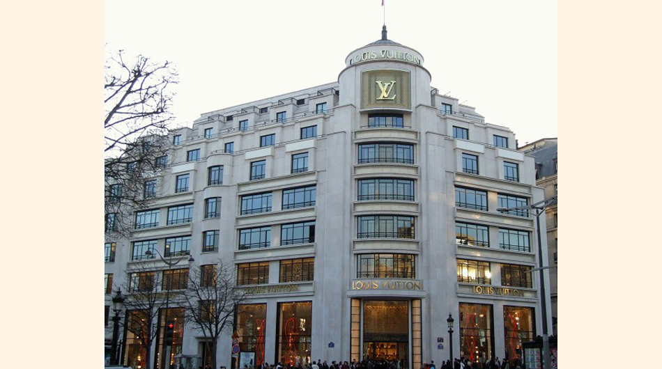 Louis Vuitton combina moda y arquitectura en vitrinas de lujo ...