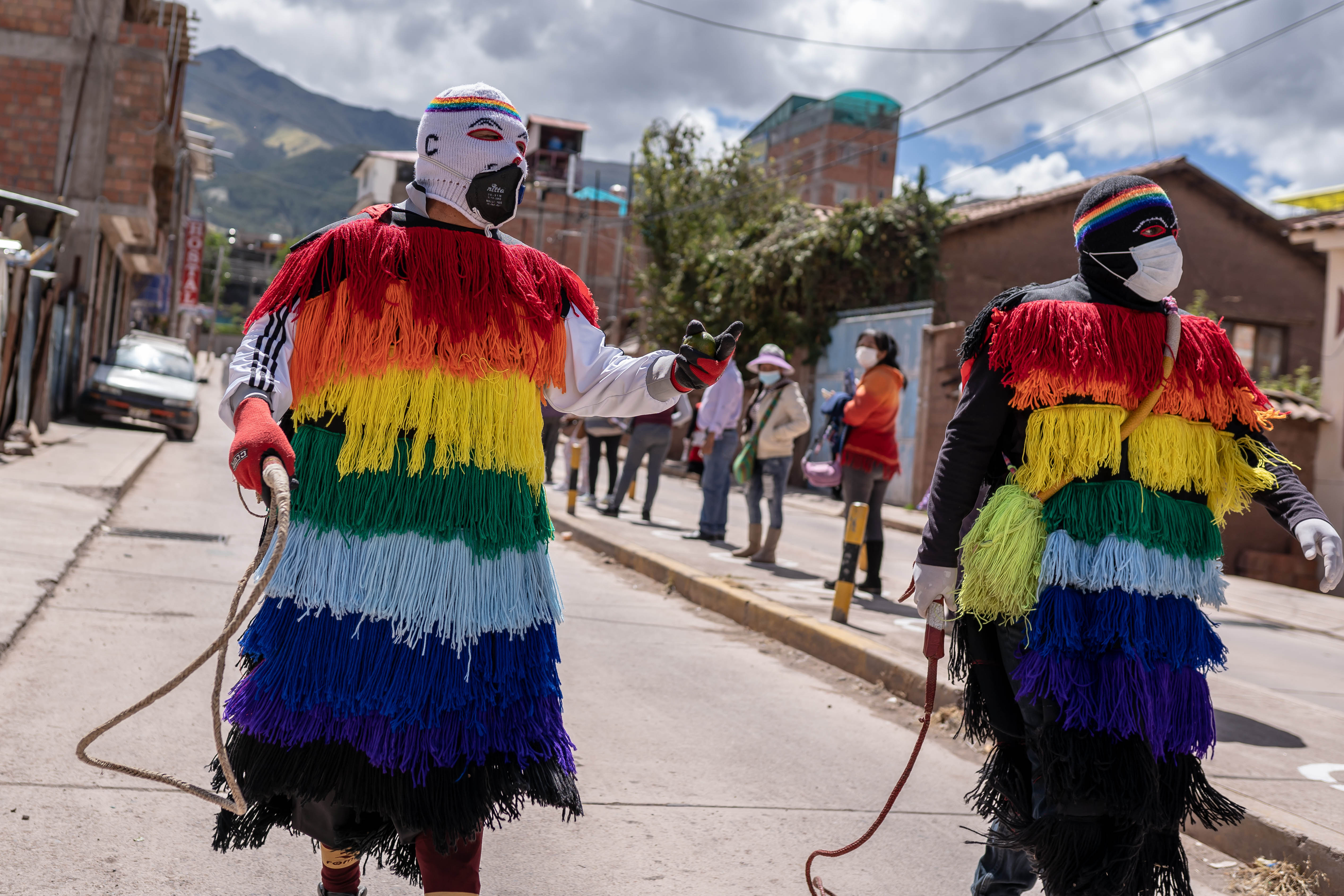 Coronavirus en Perú: ukukus salen a las calles de Cusco con látigos ...